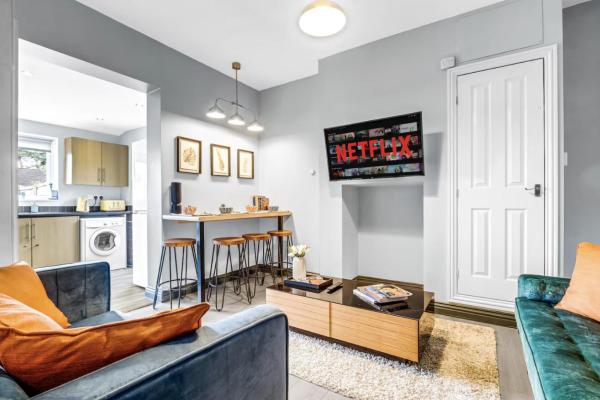 4 Bedroom Stylish House In Central Redditch - Bromsgrove