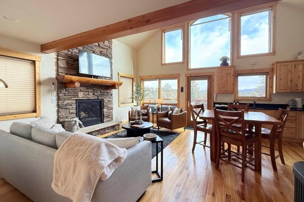 Updated & Spacious Lodge In Heart Of Estes Park! - Estes Park