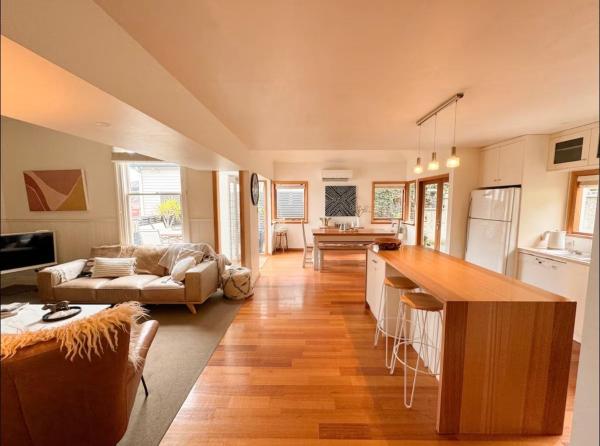 Best Location In Hobart! Luxury 4 Bedroom With Stunning Views - Tasmania