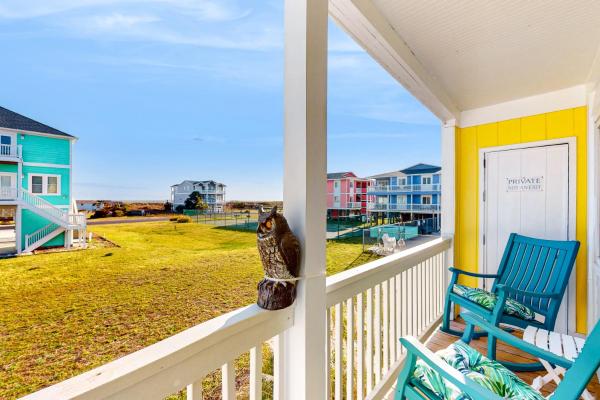 Condo Near The Beach With Pool, Tennis, Bbq Area, Balcony, & Fireplace - Holden Beach, NC