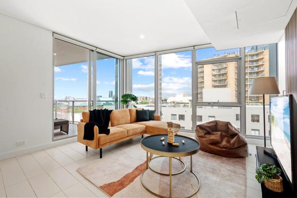 Moody Luxe Designer 2br Dark Oak In Surry Hills - North Sydney
