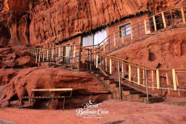 Bedouin Secret Cave - Giordania