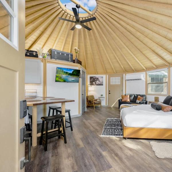 Stetson Luxury Yurt-cabin - Hot Tub & Soaking Tub - Canyon Lake, TX