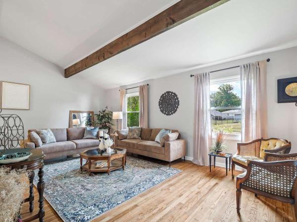 Large Remodeled 4 Bed 3 Bath Secluded With Hot Tub - Akron, OH