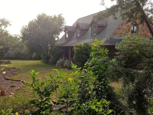 Beautiful Hill Country Hideaway - Kyle, TX