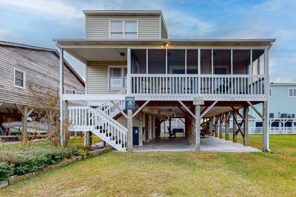 Coastal Home With Large Deck, Close To Beach And Local Attractions - Sunset Beach, NC