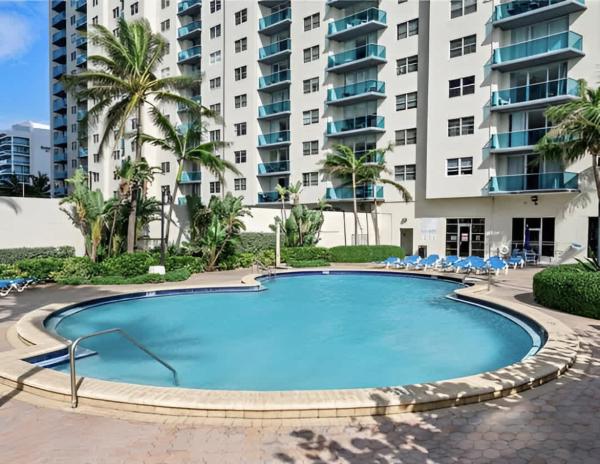 Cozy Two Bedroom Retreat By The Sea - Hollywood, FL