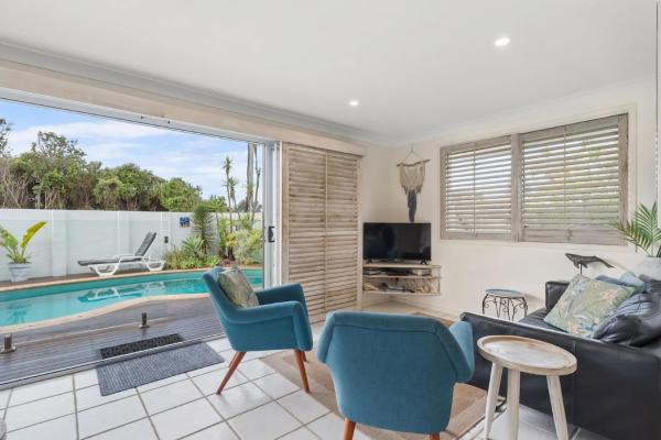Barefoot In Lennox - Lennox Head