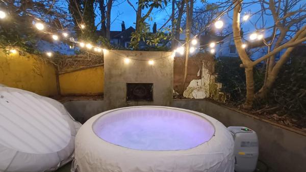 Hot Tub Emerald Escape - Private Garden & Free Parking - Cardiff