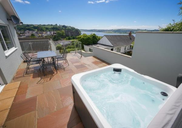 Lloret, Contemporary Retreat With Hot Tub, Waterside And Castle Views, Dog Friendly - Llansteffan