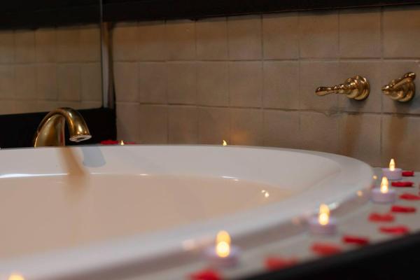 Romantic Getaway Cabin With Jacuzzi - Kissimmee, FL