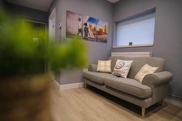 2 Bedroom Home With Free Parking & Fast Wi-fi - Bedford