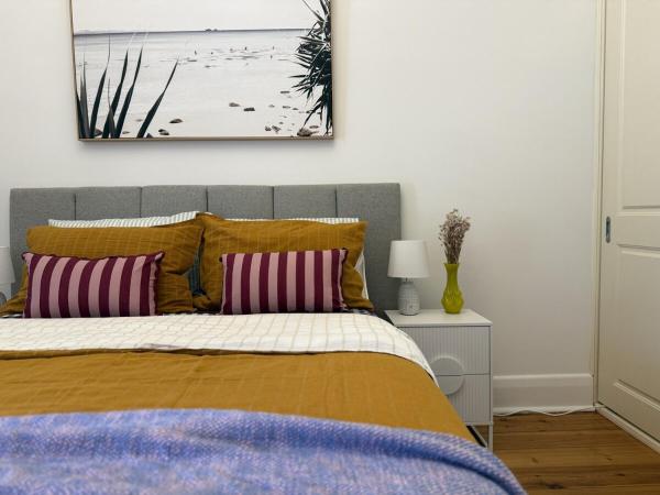 Glenelg Beachside Bungalow Just Steps From The Sea - Adelaide