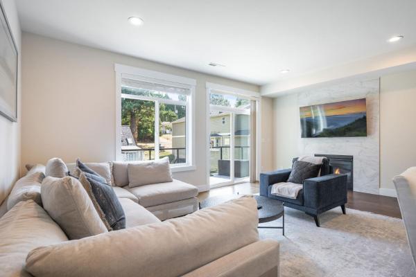 Perch - Modern Seattle Retreat W/ Ac, Garage & Decks - Renton, WA