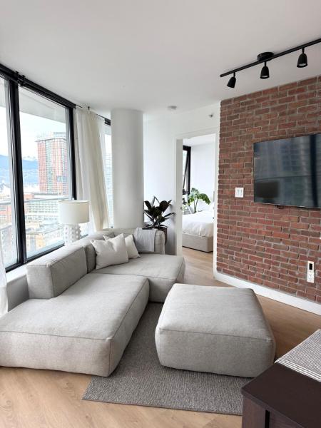 Two Bedroom Apartment With Stunning 180 Water, Mountain And City View Pool Hot Tub And Gym Heart Of Downtown Skytrain 3mins Walk Right By Bc Place Rogers Arena - Vancouver