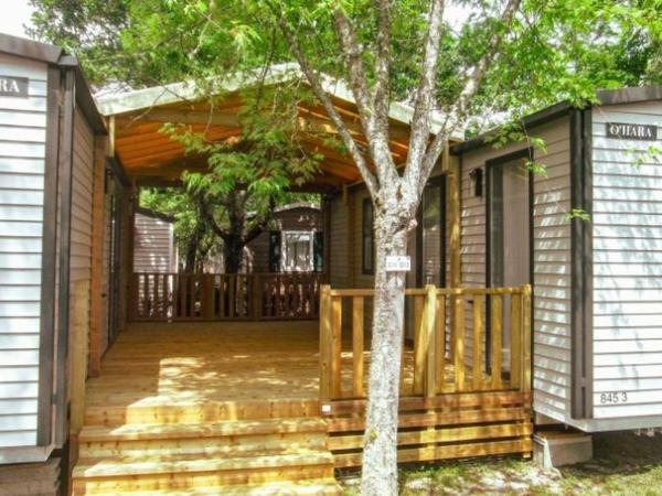 Confort Pour 12 Pers: Double Mobile-home Avec Terrasse - Api-1-52-1604 - Mézos