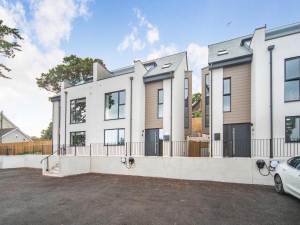 Puckoos Nest - Fistral Beach