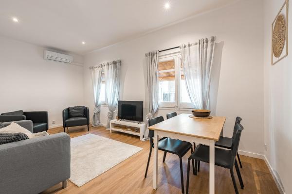 Apartamento Reformado De 3 Habitaciones En Sagrada Familia - La Floresta