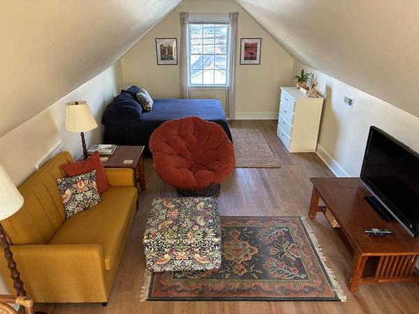 Cozy Nest Near The River - Richmond, VA