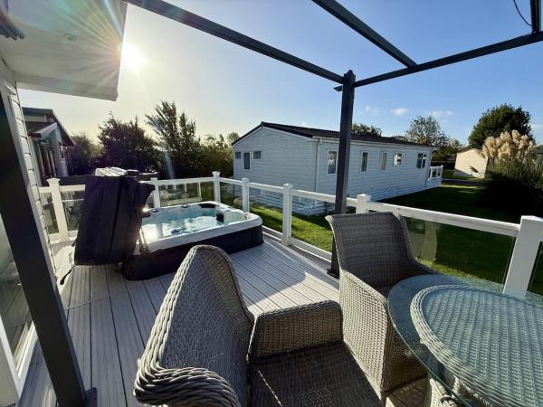 Poppy Meadow Large Hot Tub Lodge - Bibury
