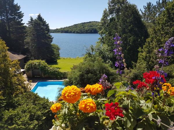 Private Guest Suite With 2 Rooms, Pool, Lake Access - Quebec, Canadá