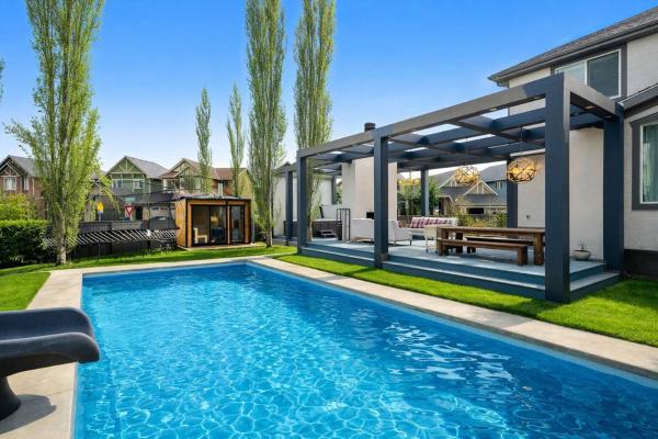 Luxury Haven | Pool | Hot Tub & Sauna |Outdoor Bbq - Calgary