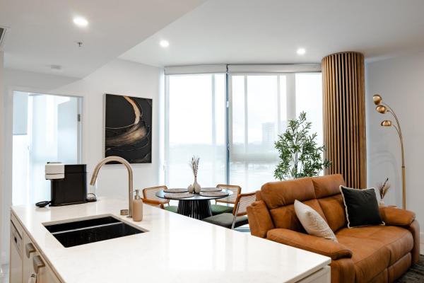 Chada By Cadiz Properties - 2 Bedroom Apartment With Lakeview Pool, Within Cbd And Beside Commonwealth Park - Canberra