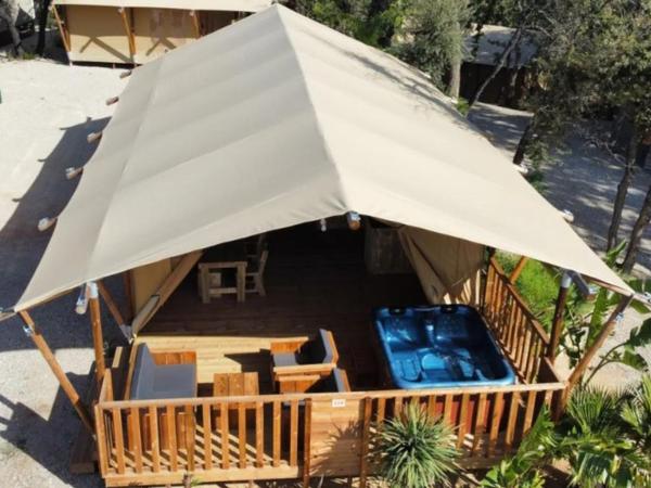 Tente Lodge Avec Terrasse Et Jacuzzi, 6 Personnes - Api-1-52-1705 - Ramatuelle