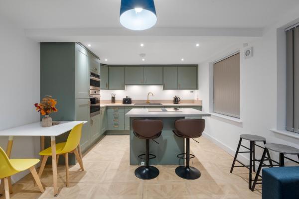 Huddersfield 1 Bedroom Apartment & Opposite Train Station & City Centre - University of Huddersfield Queensgate Campus