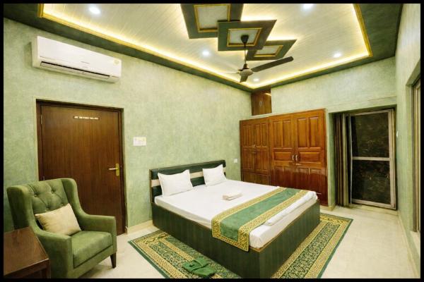 Hotel Divine Elight # Dv Recidency - Near Kashi Vishwanath Temple , Fully Air Conditioned Hotel ,No Lift And Parking Facilities , Best Hotel In Varanasi - Varanasi