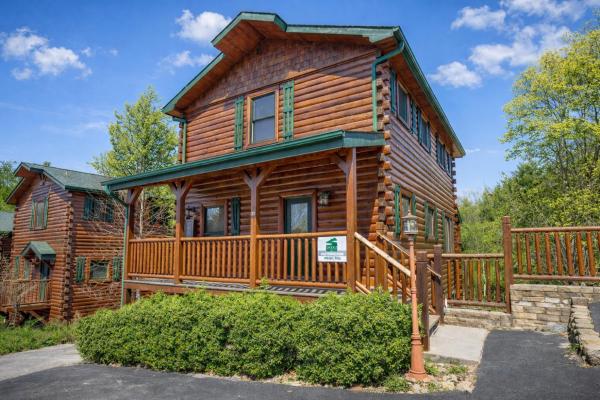 Gatlinburg Smoky Mountain Cabin, Pool Table, Hot Tub, Can Sleep 18 - Gatlinburg, TN