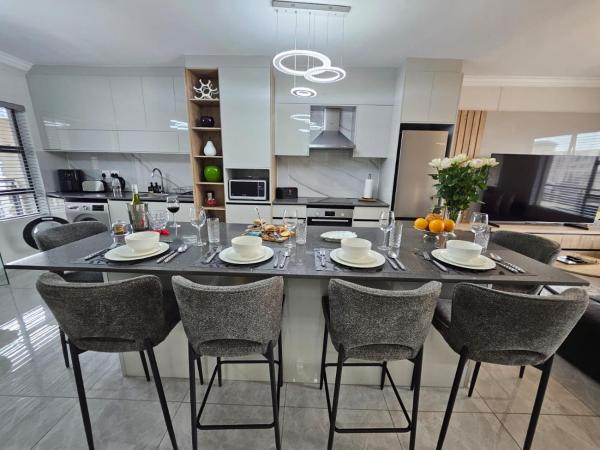 Luxury Apartment With Pool View In Sandton 6th Floor - Johannesburg