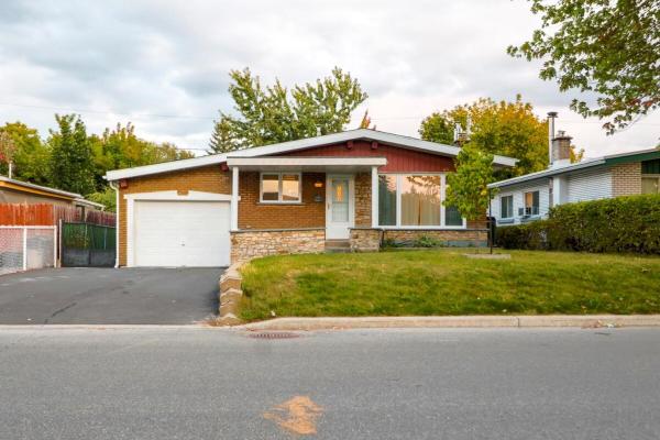 Autumn Fairy Tale, Comfy Entire House With Parking - Longueuil
