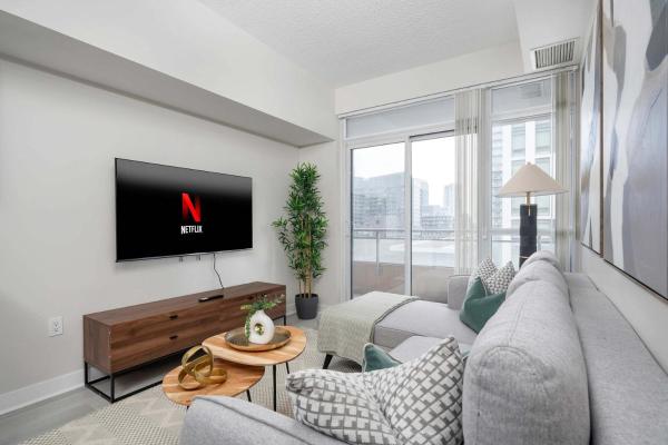 Modern Cityplace 2br Balcony & Free Parking - Toronto