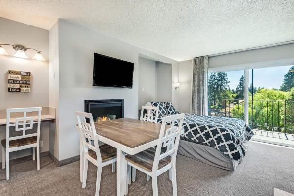 Downtown Condo With Riverview & Balcony - Bend, OR