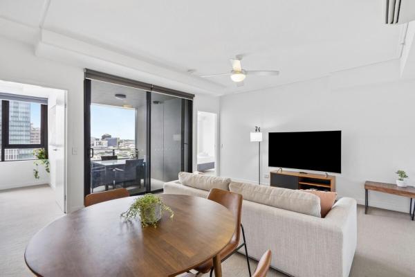 Modern 2 Bedroom Apartment - Short Stroll To James St - Newstead