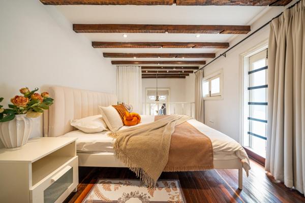Danxia - Sunlit Open-concept Loft With Warm Earthy Decor - Shanghai