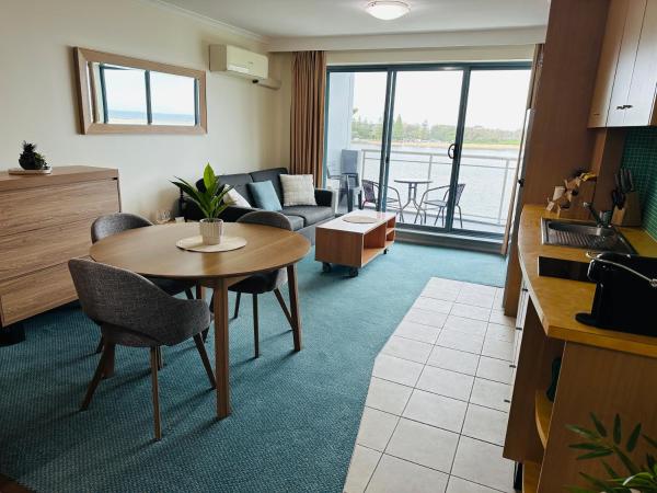 1 Bedroom Waterfront Apartment - Rooftop Pool & Spa - Toowoon Bay