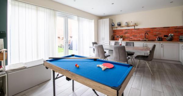 Impressive 4 Bed House Sleeps 8 - Private Parking Fast Wi-fi Netflix & Foosball, Business Insurance And Leisure Travellers Welcome - Wicksteed Park