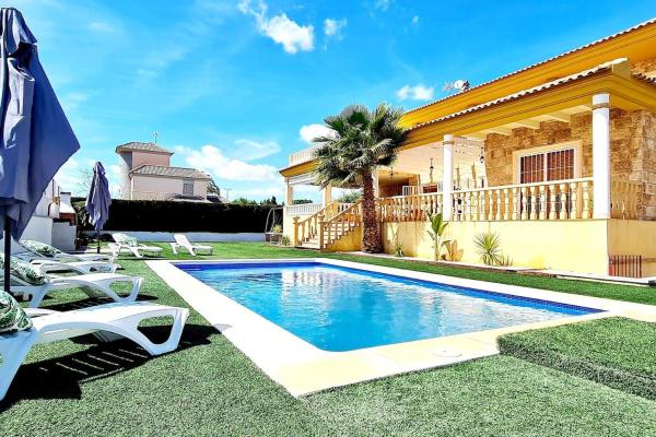 The Grand Pool Chalet And Bbq - Tibi
