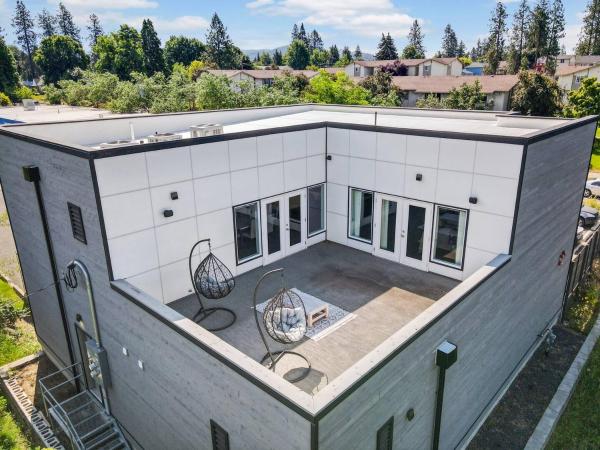 Modern Top Floor 2br 1ba W Private Rooftop Patio South Hill Near Downtown - Spokane Valley, WA