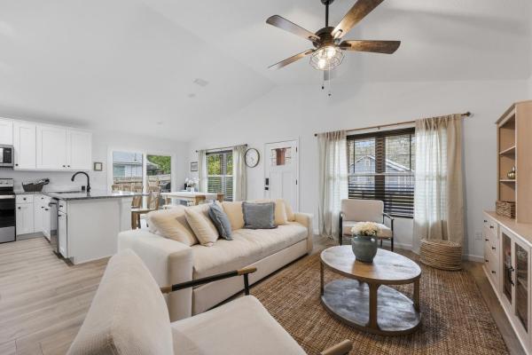 Cozy Coastal Cottage Minutes To Beach And Downtown - Vilano Beach, FL