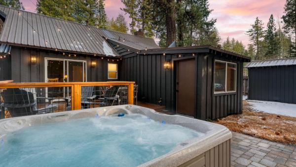 Westlake Cabin By Avantstay Hot Tub Near Skiing Walk To Restaurants Lake - Tahoe City, CA