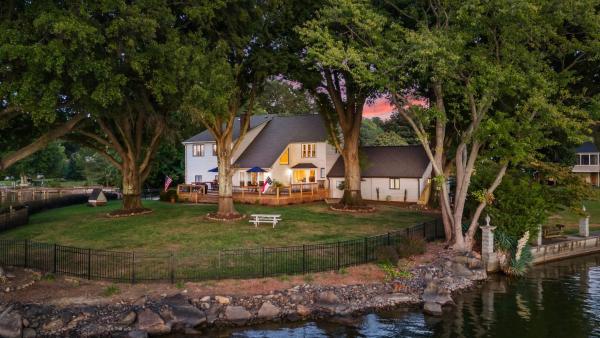 Ponderosa Peninsula By Avantstay - Lake Norman, NC