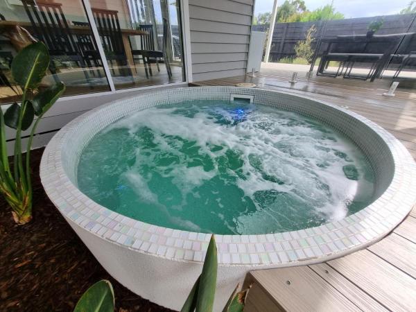 Spa Haven By The Peninsula In Spring - Melbourne