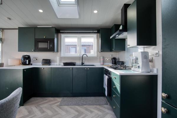 Bumblebee - 2 Bedroom Lodge - Manorbier - Tenby