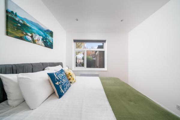 Stylish And Elegant Ground Floor 1bed With Private Garden, Super King Bed, And Easy To Commute To London Via Tube & Train - Chingford