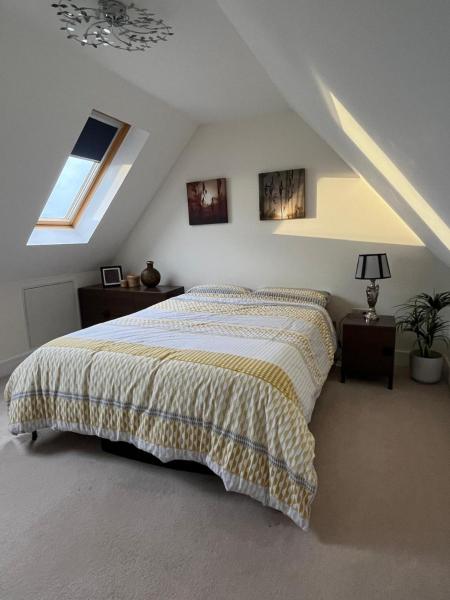 Modern Private Rooms In Chelmsford With Workspace & Free Parking - Chelmsford