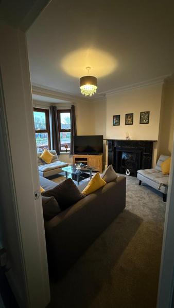Spacious Home, Up To 10 Guests, Wi-fi & Parking - Warrington