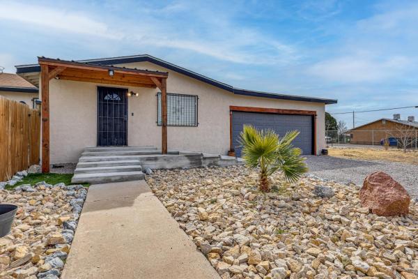 Fully Renovated, Near Nmsu! Convenient Family Home - Las Cruces, NM